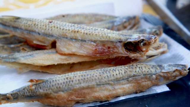 Fried garfish : SBS Food